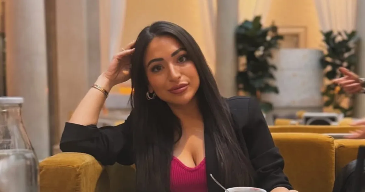 Lale Gül kan haar troeven nauwelijks in bedwang houden met knellend topje in Spaanse zon