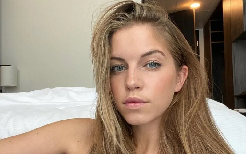 "Wat een vrouw": voormalige 'Familie'-actrice Bab Buelens showt lichaam ...