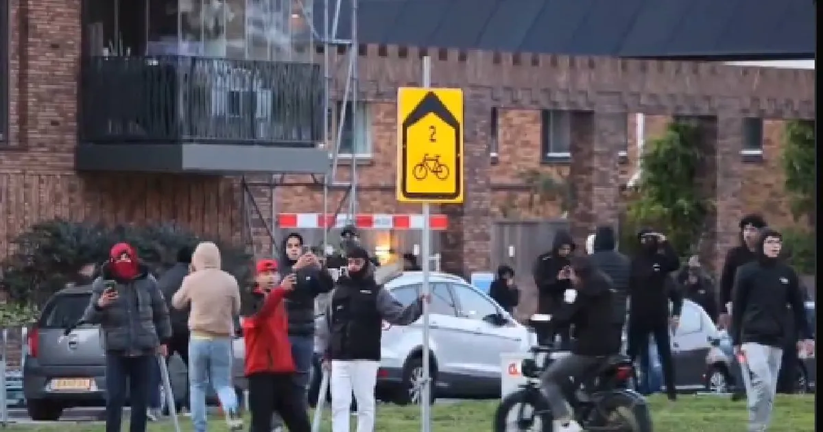 Enorme rellen bij azc Hoofddorp: Jongeren vallen politie aan en plunderen winkel