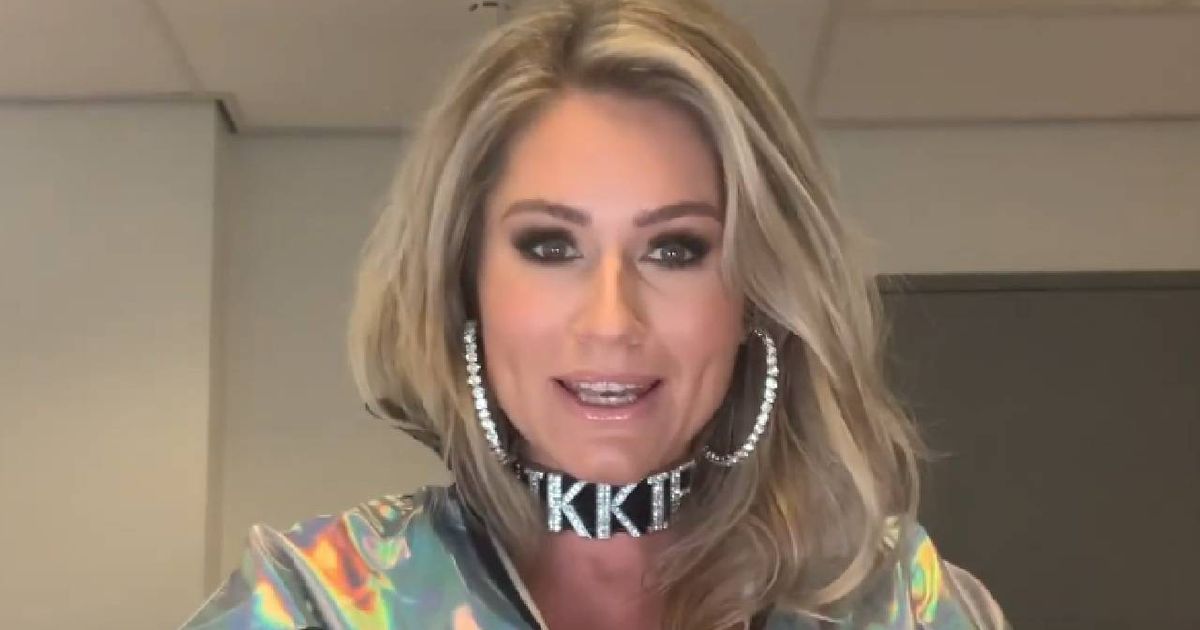 Nikkie Plessen promoot ski-bril maar vergeet de weerspiegeling