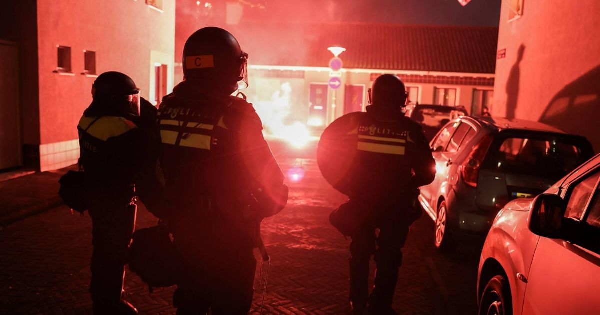 Agenten in Haarlem bekogeld met zwaar vuurwerk