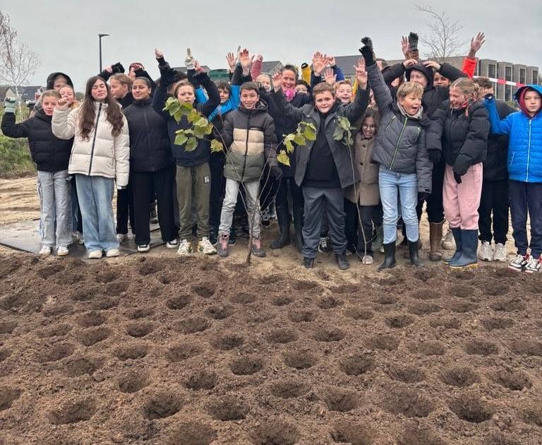 Bomen planten op Nationale Boomfeestdag bij brede school in Zilverackers