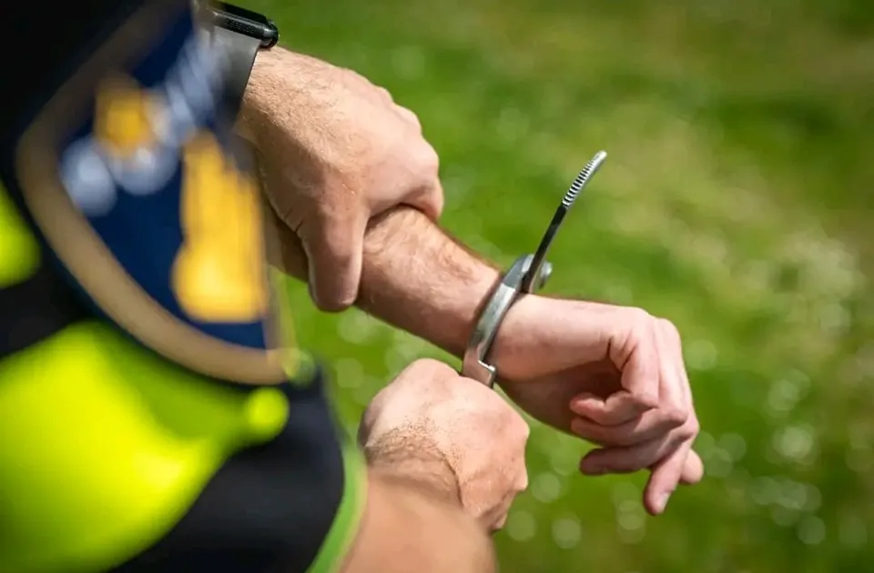 Waalwijker met kind in auto mishandelt agenten na rijden onder invloed