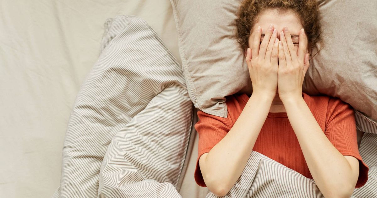 Waarom we 's nachts zo liggen te piekeren (het ligt aan onze hersenen)