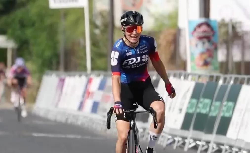 Elise Chabbey wint openingsrit Ronde van Catalonië, Vollering al bijna ...