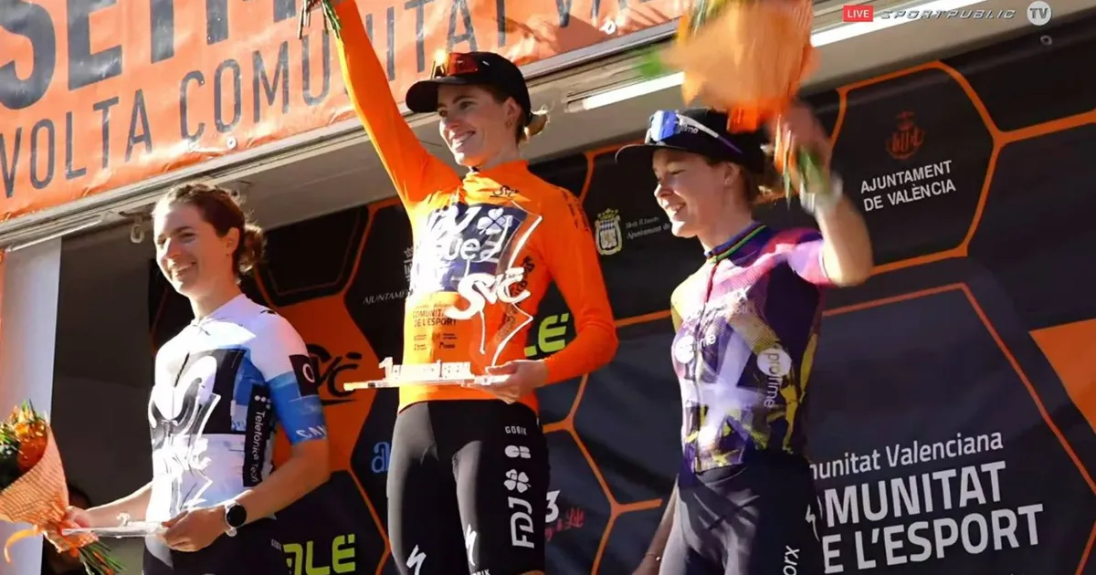 "De meiden zijn altijd om me heen. Dat is leuk" - Demi Vollering vol lof over ploegmaats na ...