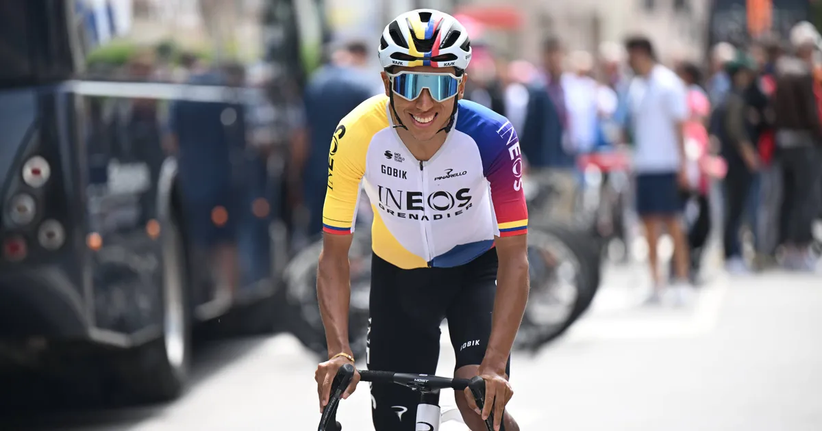 De schade lijkt mee te vallen" - Egan Bernal komt opnieuw ten val in ...