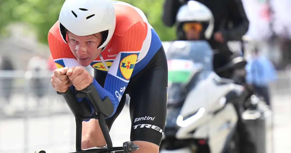 Daan Hoole stuns with time trial victory as Giro GC gets shaken up in ...