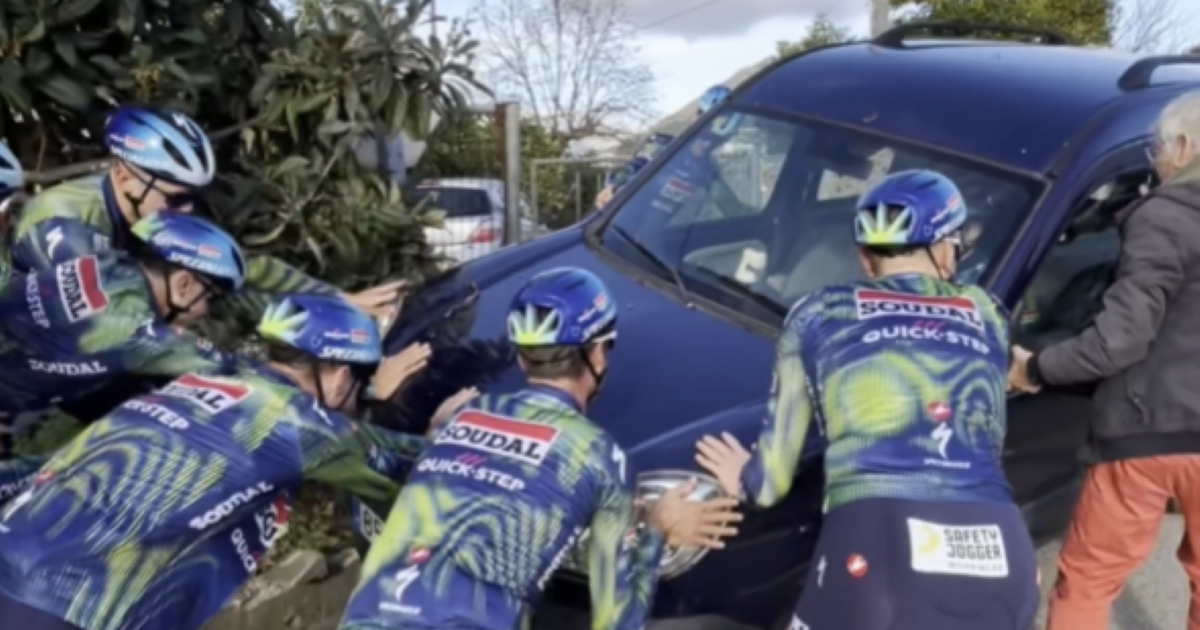 🎥 Wolfpack on and off the bike: Soudal Quick-Step helps stranded ...