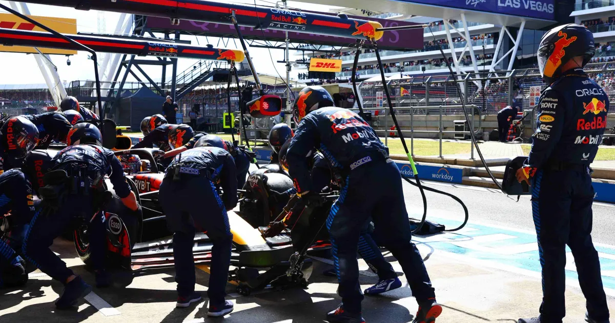 Red Bull pit crew recover: fastest pit stop Verstappen at Silverstone