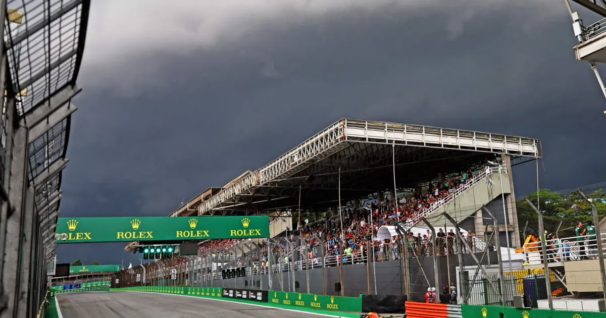 Roof of stand collapses due to bizarre conditions in Brazil