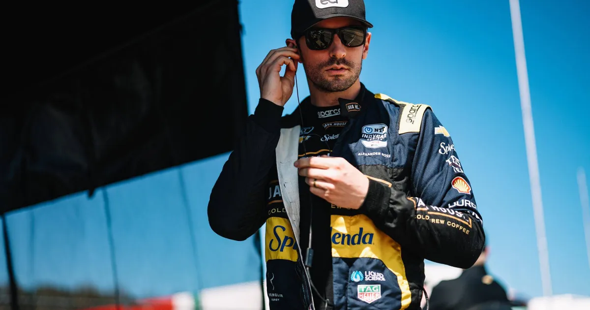 Never seen before: driver plays solitaire in his car as he leaves ...