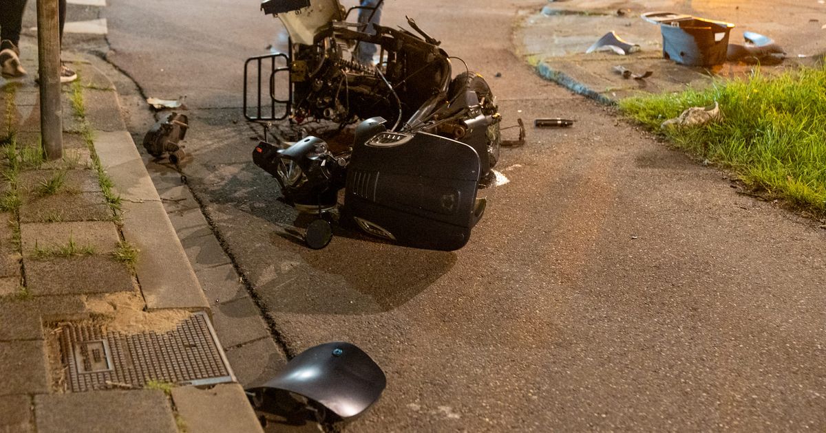 Ernstige aanrijding tussen auto en scooter veroorzaakt ravage in Gouda ...