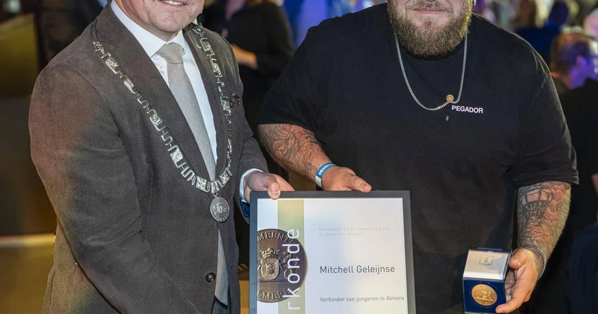 Erepenning van Almere uitgereikt aan Mitchell Geleijnse