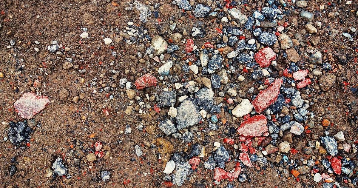 Bouwafval gebruikt als wandelpad bedekking in park