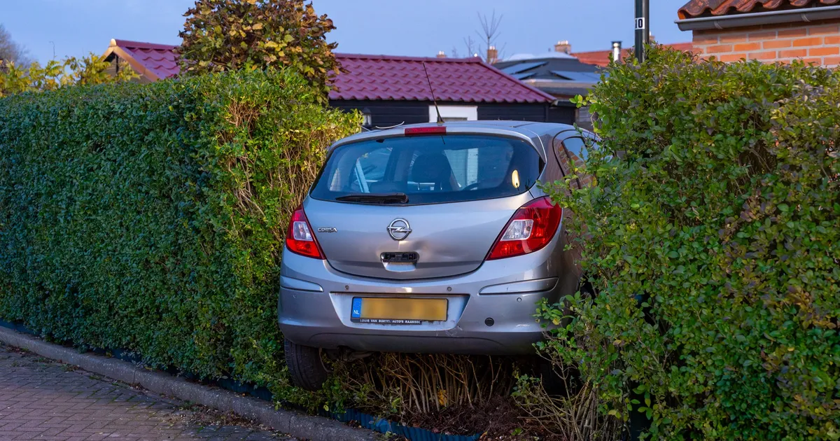 Man verliest macht over het stuur en belandt in tuin van woning Hank