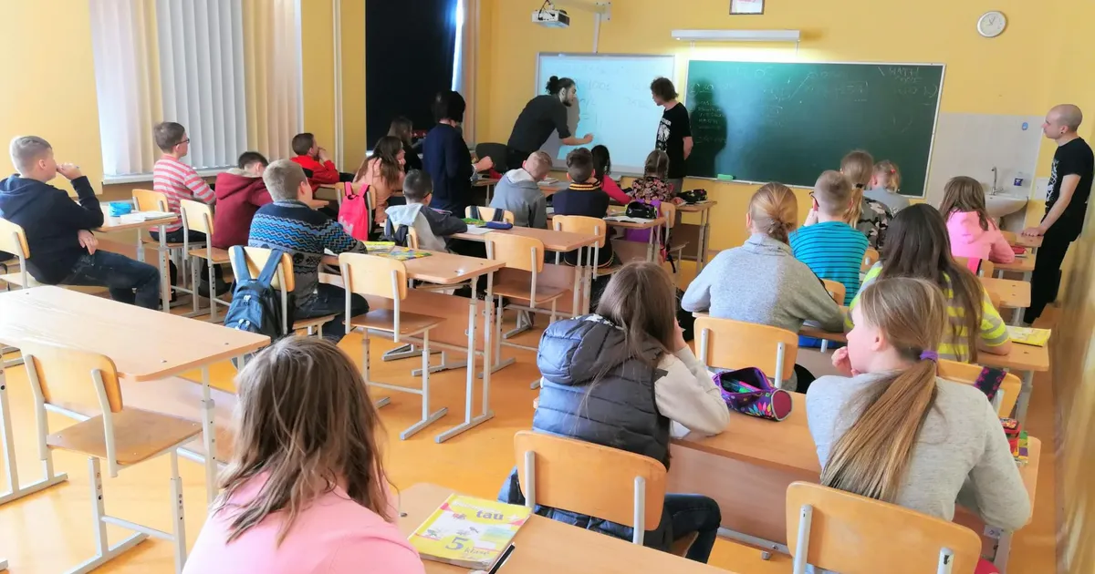 Nuo rugsėjo 1-osios mokinio krepšelį keis klasės krepšelis, o mokytojai gaus ir „medaus“