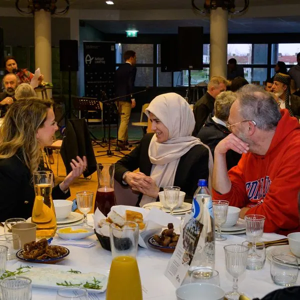 Een bijzondere Iftar in het Olympus College gisteren