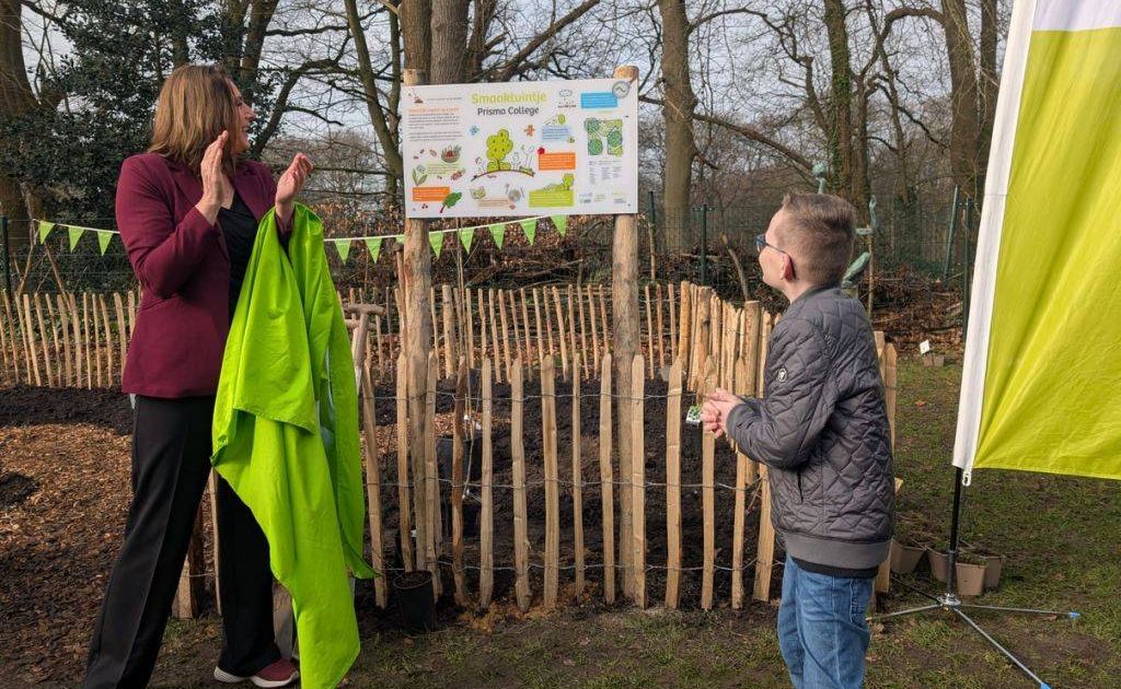 Leerlingen van Het Prisma College in Arnhem planten hun eigen Smaaktuintje