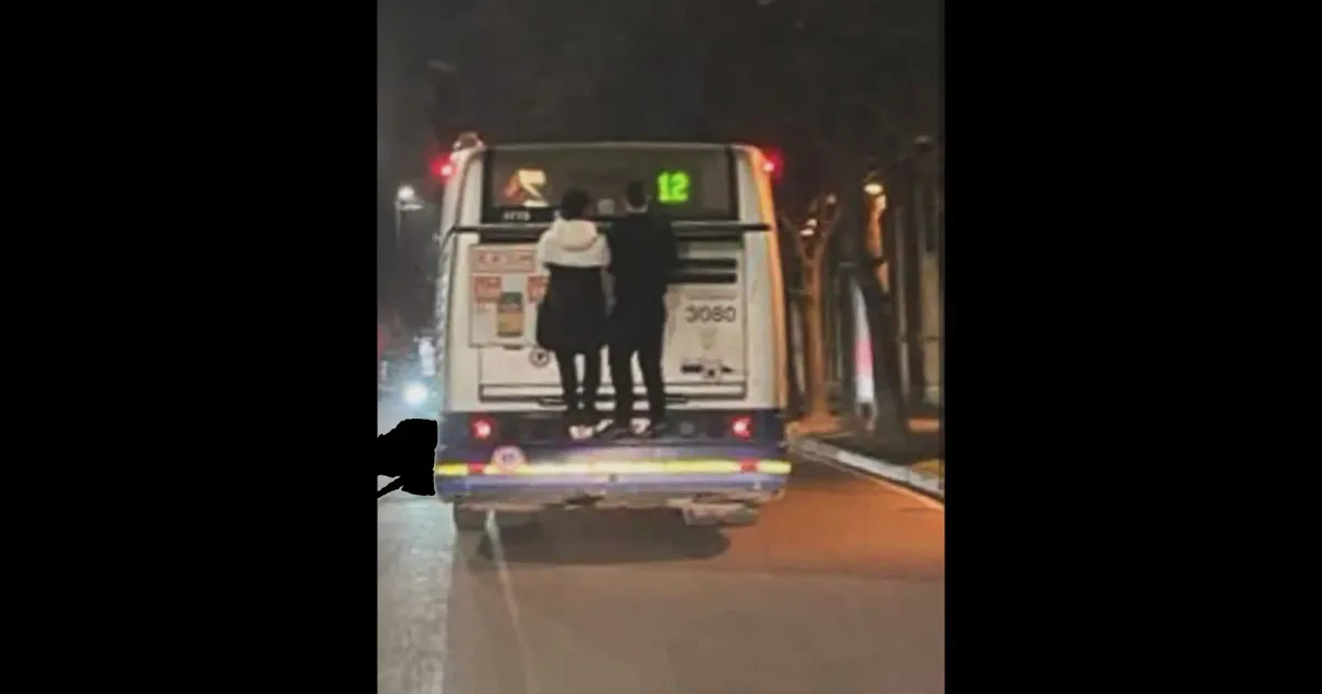 Bus surfing: l’ultima pericolosa follia nata sui social