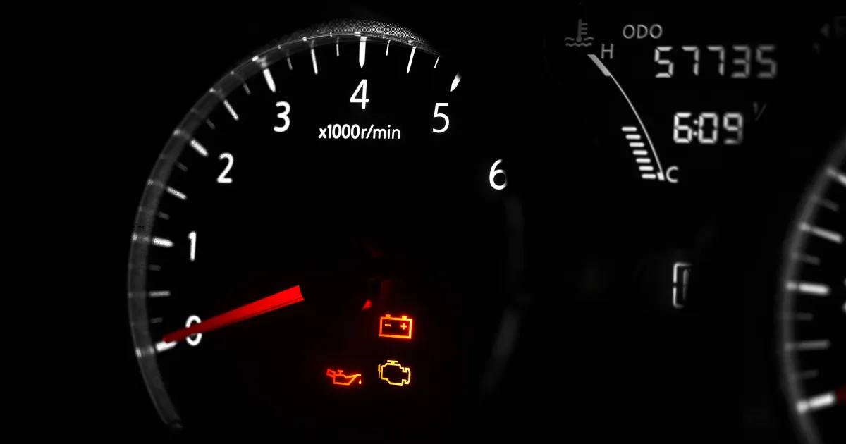 8 Spie auto più comuni: cosa fare