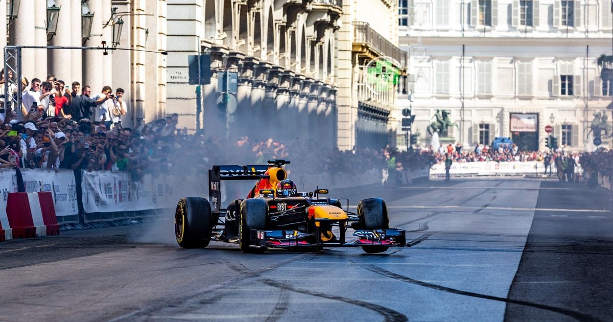 Autolook Week, che show con la Red Bull in centro a Torino