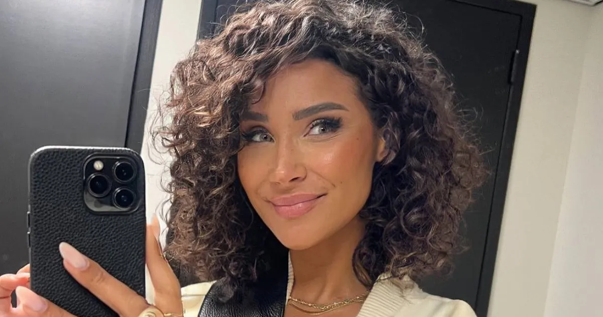 Janice Blok stapt uit bad en laat per ongeluk te veel zien in ...