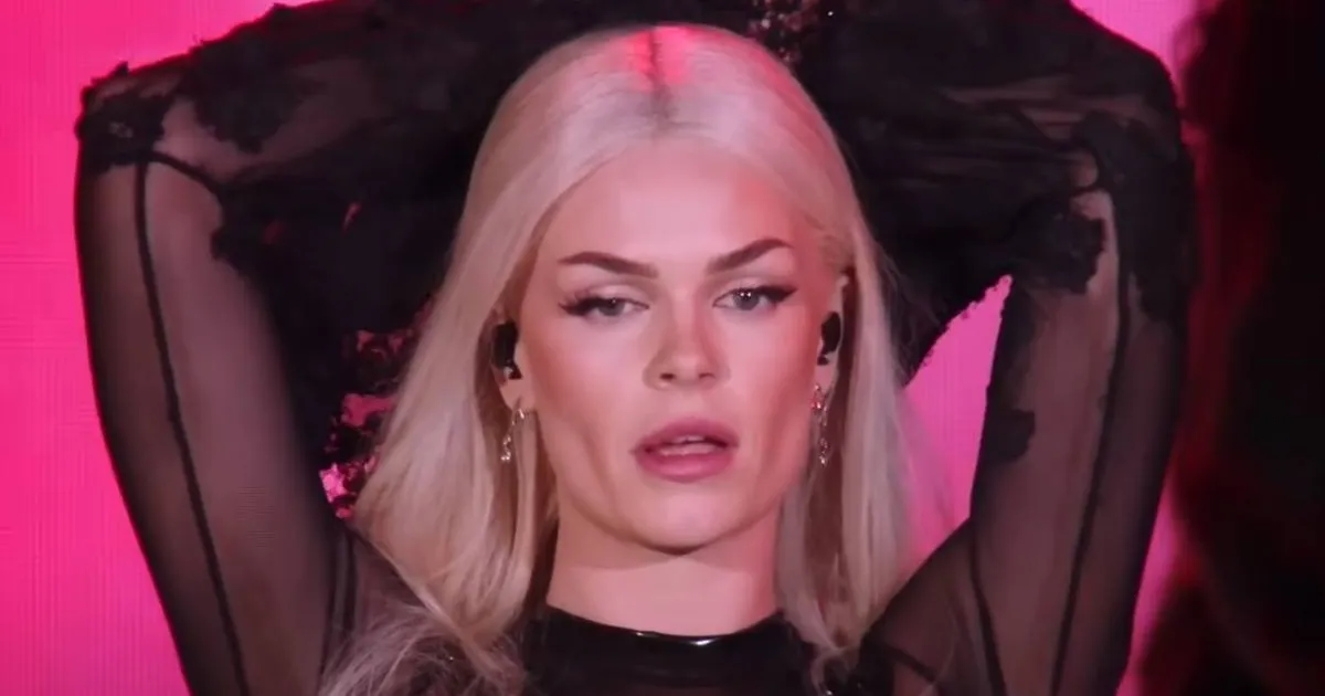 Davina Michelle verschijnt in heel gewaagde jurk op rode loper "Ode aan ...