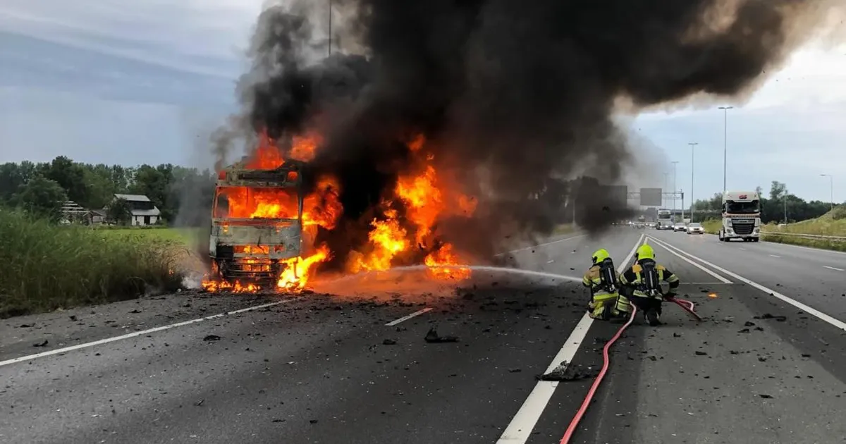 Vrachtwagenbrand op A50 bij Winssen veroorzaakt grote verkeershinder