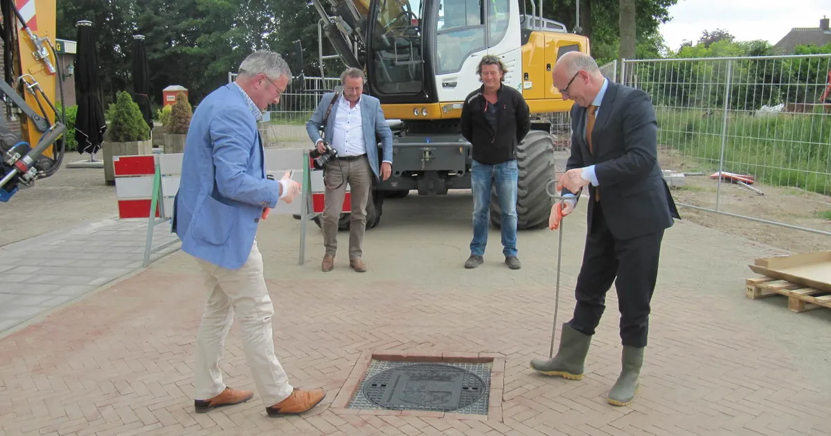 Putdeksel met gemeentewapen geplaatst