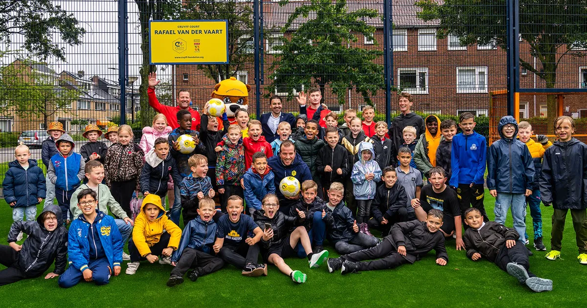 Rafael van der Vaart krijgt eigen Cruyff Court in Beverwijk