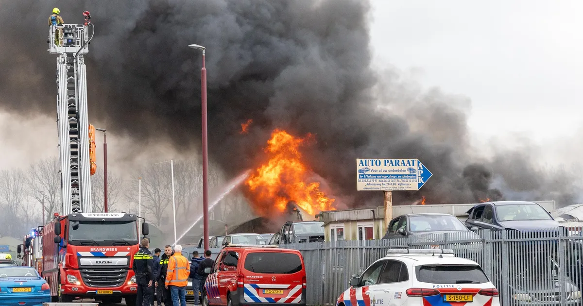 Grote brand bij autosloperij in Vijfhuizen, rook trekt over A9