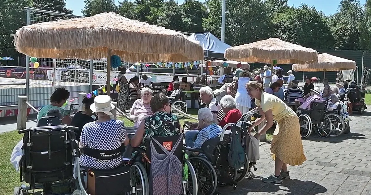 Ouderen genieten van Gouden Picknick