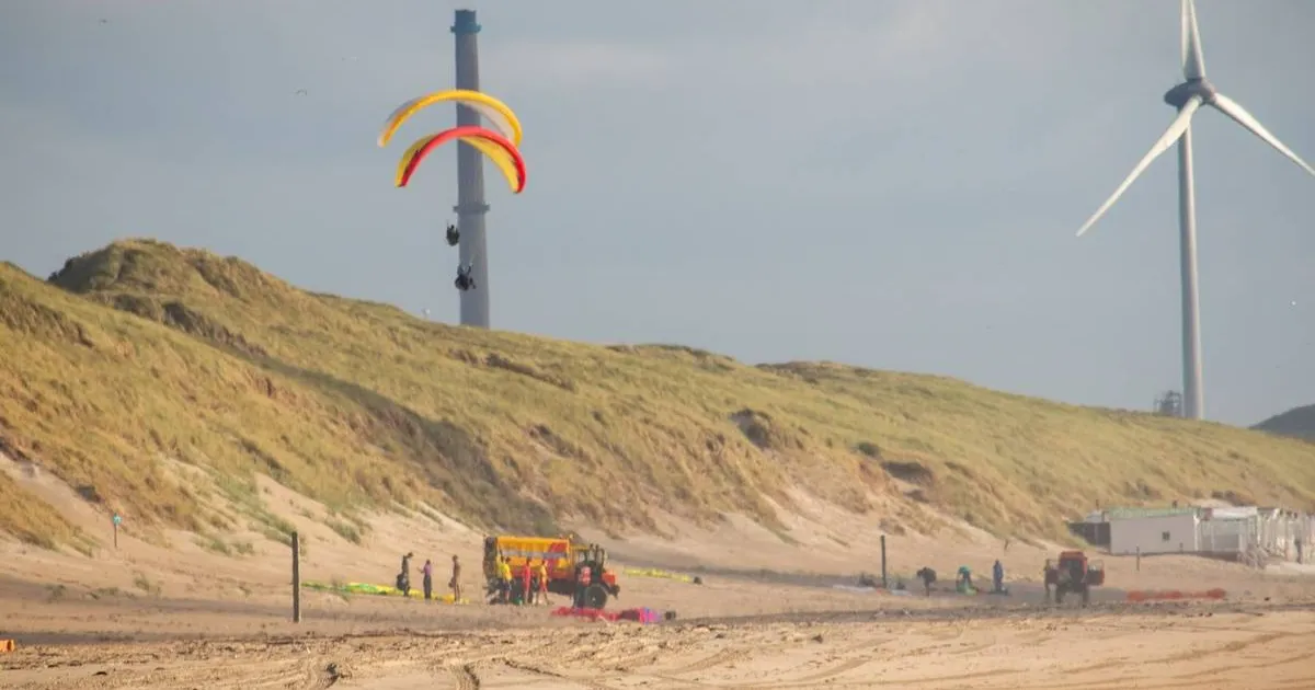 Opnieuw paraglider neergestort op strand Heemskerk