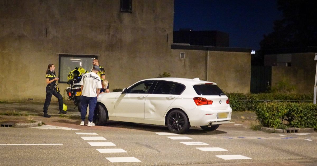 Motoragent in botsing met automobilist op kruising Beverwijk