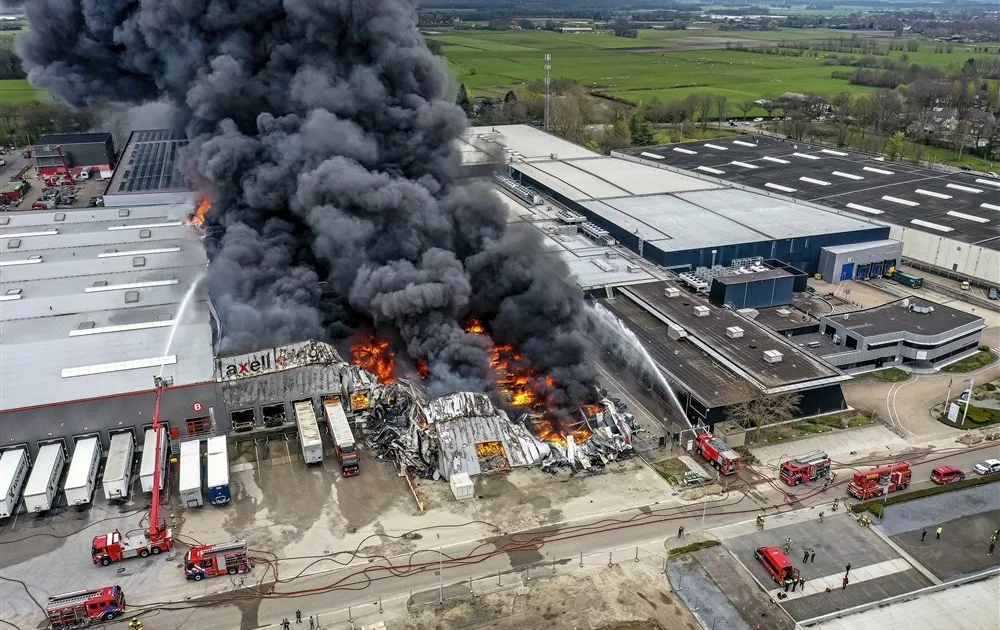 Grote brand bij Axell Logistics op industrieterrein Etten-Leur