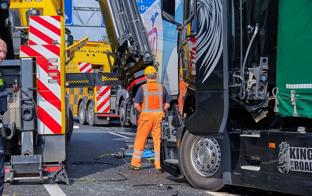 A67 uren dicht in richting van Eindhoven na ongeluk met vrachtwagen