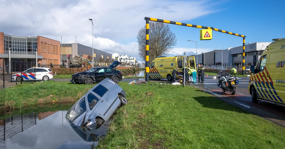 Zwaargewonde bij botsing tussen auto en bestelbus in Waalwijk