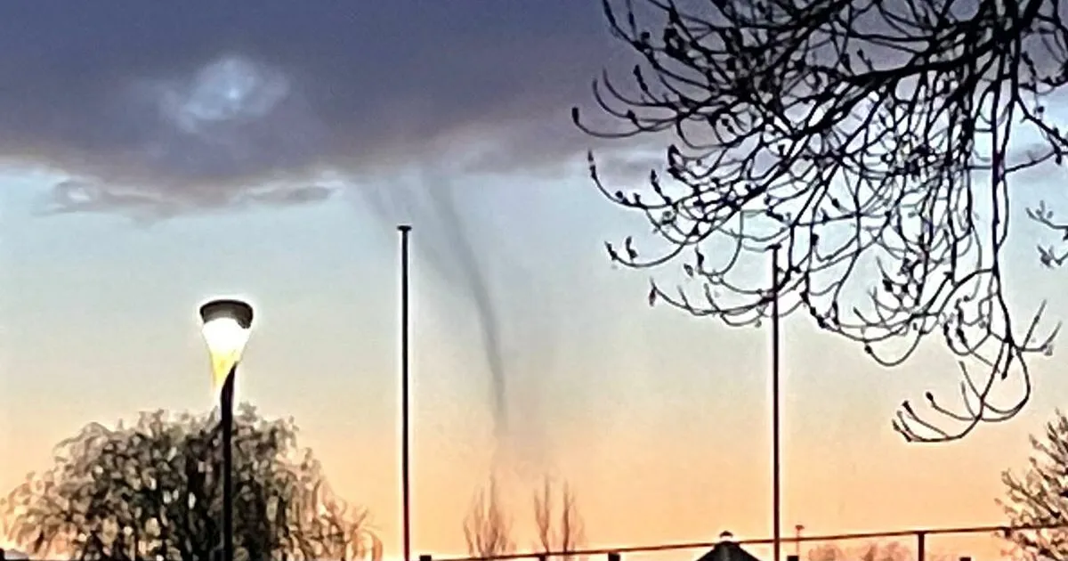 [VIDEO] Heuse windhoos te zien boven Veen