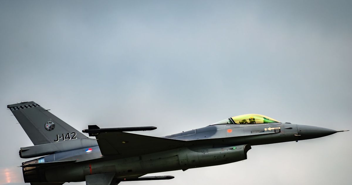 F-16 neemt afscheid met indrukwekkende laatste vlucht