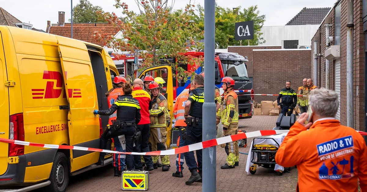 Bezorger DHL met deel deurstijl in zijn hand naar het ziekenhuis