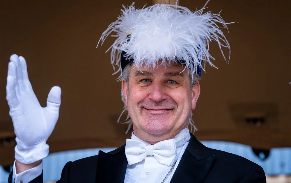 Troonsafstand in Oeteldonk: Prins Amadeiro XXVI stopt per direct