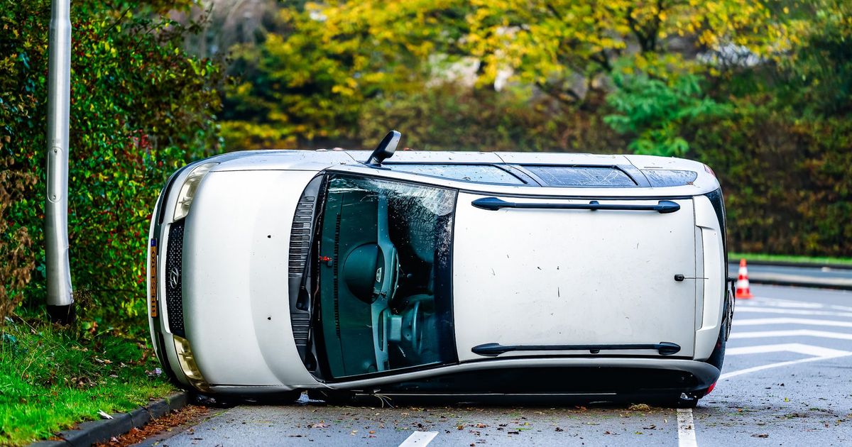 Auto op zijkant na aanrijding op Huibenvendreef in Tilburg