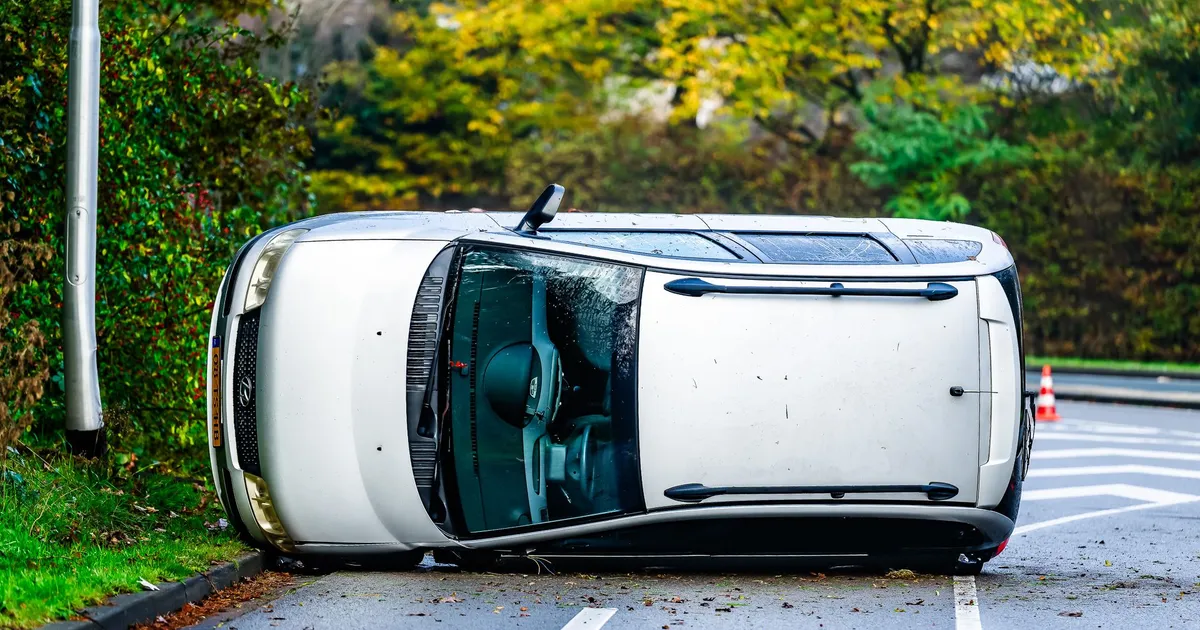 Auto op zijkant na aanrijding op Huibenvendreef in Tilburg