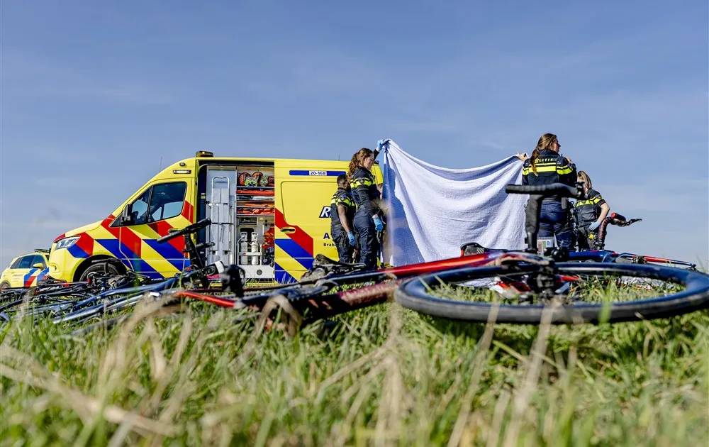 Wielrenner zwaargewond bij eenzijdig ongeval Terheijden, val door gat ...