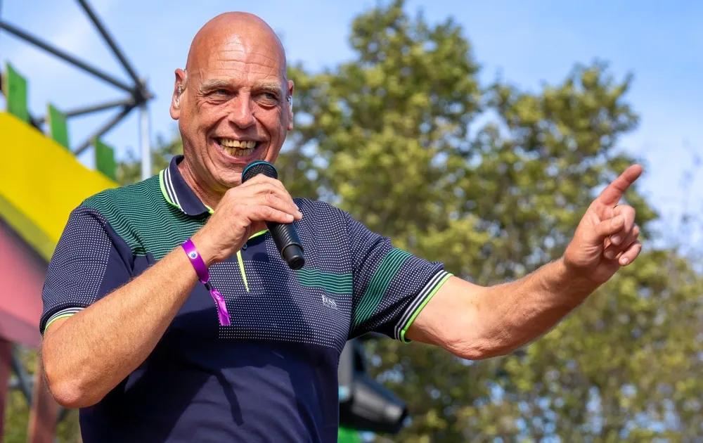 Boete van 500 euro voor Jan Biggel over bom grap op schiphol