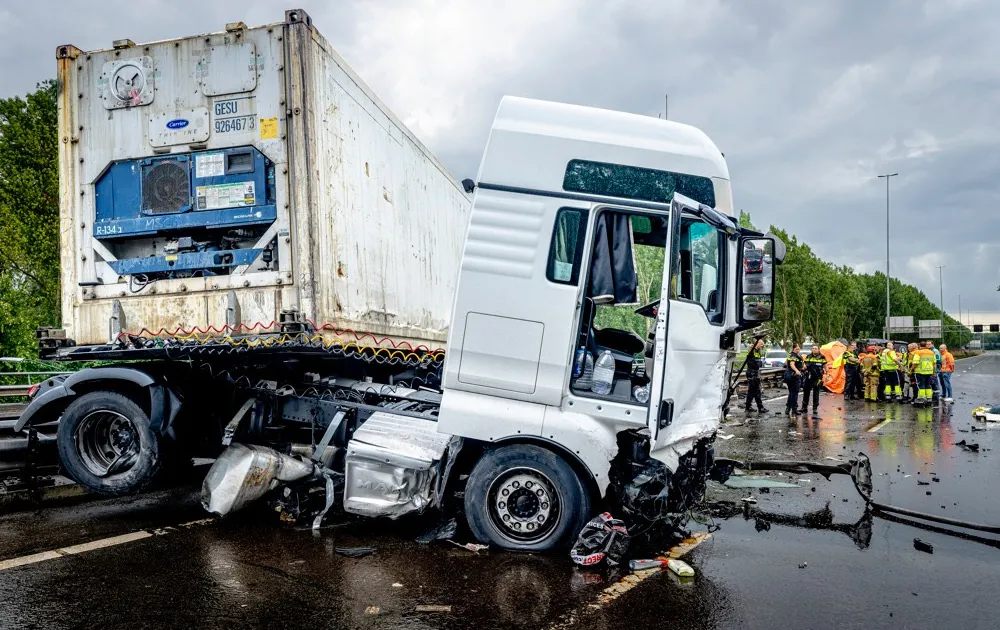 Chaos op de weg na dodelijk ongeval met vrachtwagen op A27 bij ...