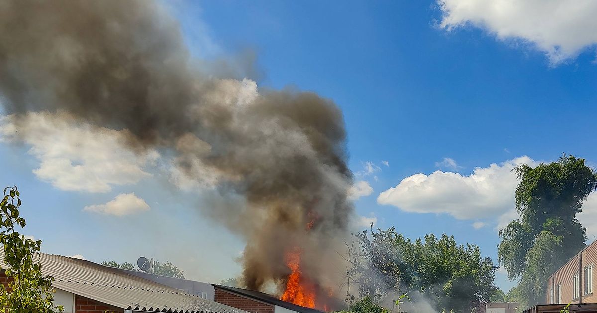 Zwarte rookwolken boven woonwijk: schuur in brand aan de Erve in Waalwijk