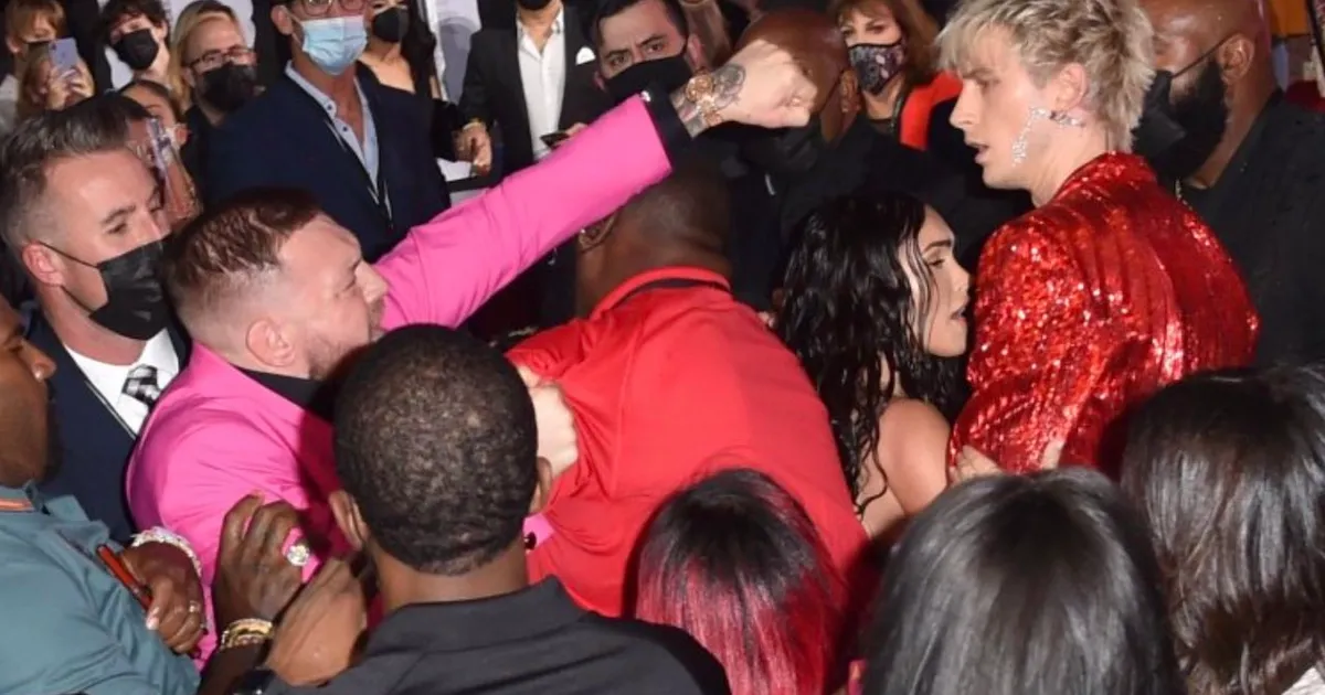 Conor McGregor valt rapper aan op rode loper