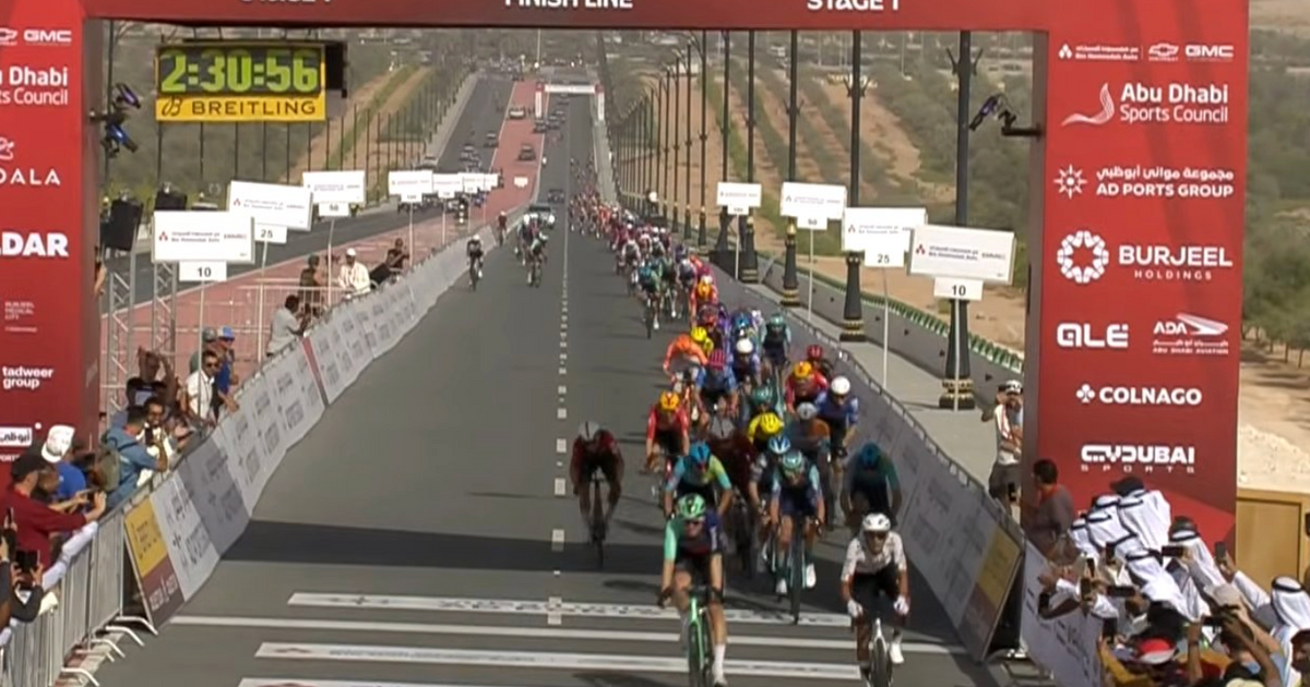 Resultados Etapa 1 UAE Tour 2026: ¡Isaac del Toro destroza a Evenepoel ...